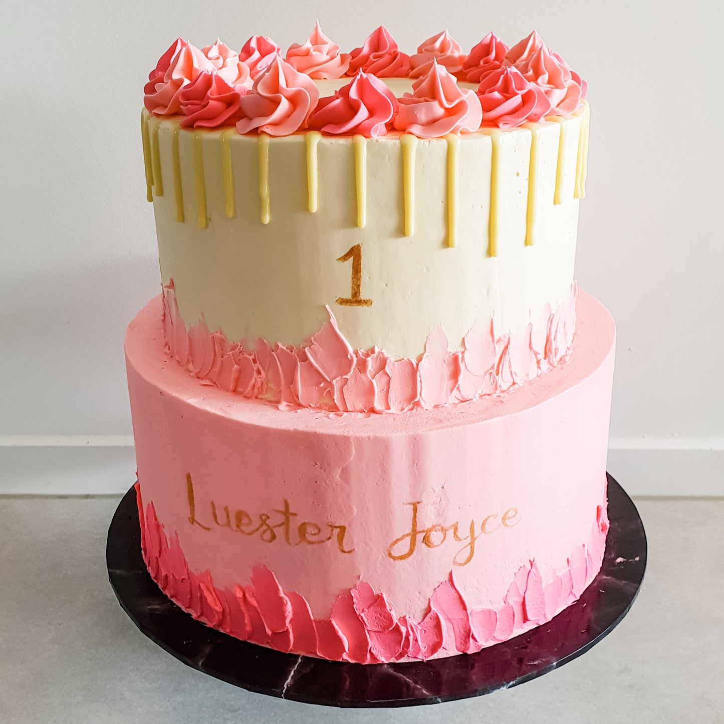 Two-tier Signature Cake – Cakery New Zealand