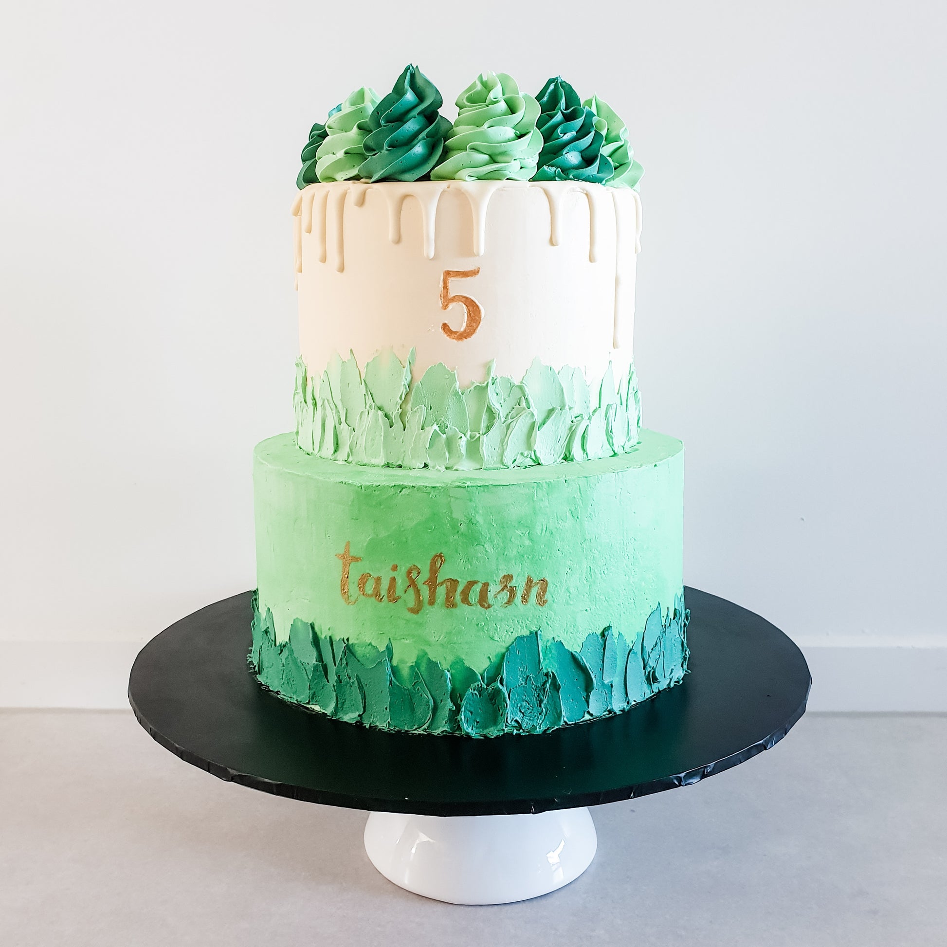Two-tier Signature Cake – Cakery New Zealand